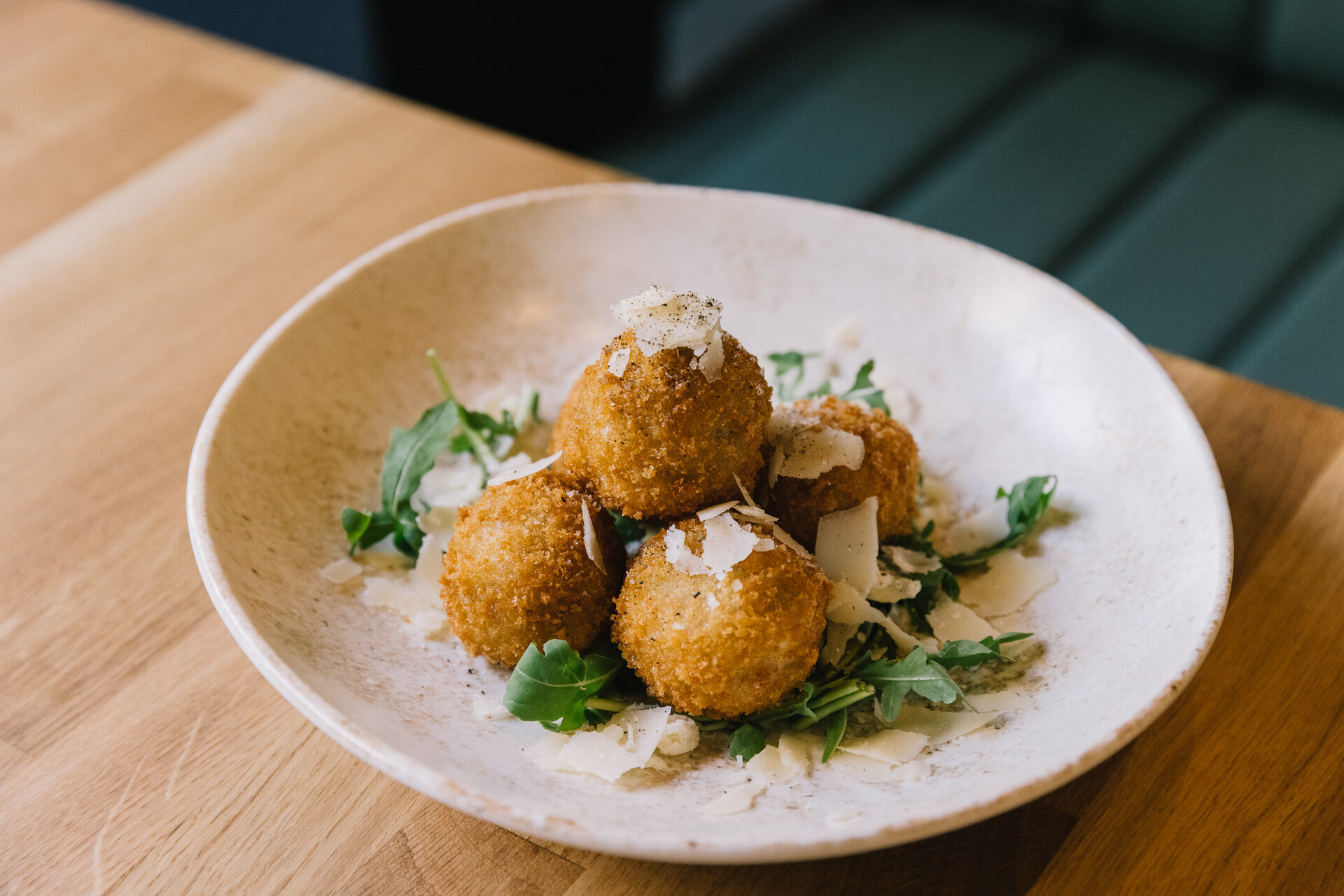 The Architects of Time: H indie Αθήνα δίνει ραντεβού σε ένα κτίριο του 1936 | LiFO